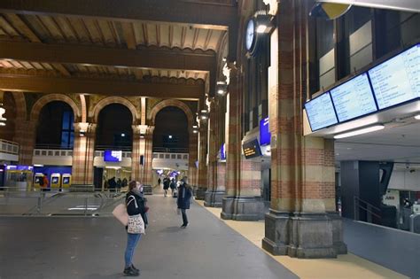 암스테르담 중앙 기차역 입구 홀 네덜란드 유럽에서 사람들 보기 2021년에 대한 스톡 사진 및 기타 이미지 2021년