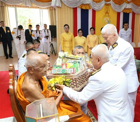 Photo Gallery ในหลวง โปรดเกล้าฯ ให้ผู้แทนพระองค์เชิญเครื่องสังฆทาน ผ้าไตร และเครื่องไทยธรรม