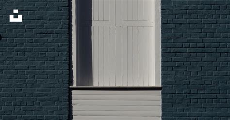 벽돌 건물에 하얀 문 사진 Unsplash의 무료 회색 이미지