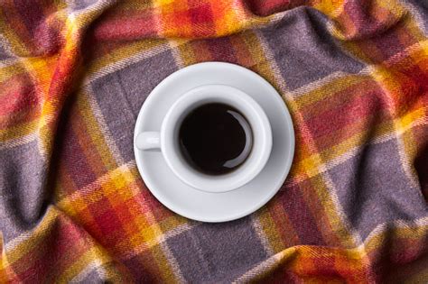 둘러앉아에 흰색 잔의 커피의 최고 보기 침대에서 아침 식사를가지고 휴식과 음료 개념입니다 에 스 프레소 또는 침대보에 미국인의 향기로운 낯 짝입니다 커피 브레이크 0명에