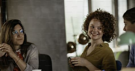 사무실에서 이야기하고 웃는 행복한 사업가들 커피 브레이크에 아름 다운 여자입니다 사진 Unsplash의 커피 음료 이미지