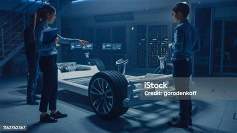 3d 개념을 위해 Cad 소프트웨어와 태블릿 컴퓨터를 사용하여 전기 자동차 플랫폼 섀시에 종사하는 자동차 엔지니어 바퀴 엔진 및