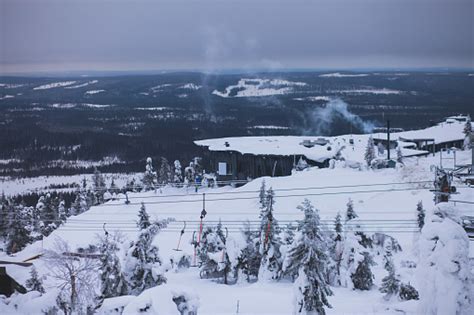아름 다운 콜드 마운틴 뷰에 스키장 슬로프 피스트와 스키 리프트 겨울 날의 저녁 황혼의 밤 사진 0명에 대한 스톡 사진 및 기타 이미지 Istock