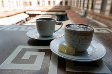 터키의 즐거움과 거품이 많은 터키 커피 의 두 개의 흰색 일반 컵 0명에 대한 스톡 사진 및 기타 이미지 0명 갈색 검은색 Istock