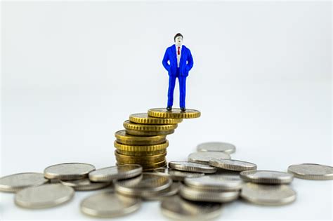 미니어처 사람들 동전의 스택에 서 있는 작은 사업가 는 흰색 백라운드에 그 뒤에 누워 일부 동전 그는 부자입니다 돈 금융 비즈니스 성장 개념 개념에 대한 스톡 사진 및 기타