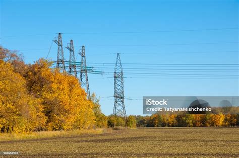 가 장면입니다 인공입니다 녹색 에너지 발전소 가까운 높은 전압 파워 라인의 개념 전원 분배 역입니다 고압 철 탑 실루엣 타워의 전기 전송 0명에 대한 스톡 사진 및 기타