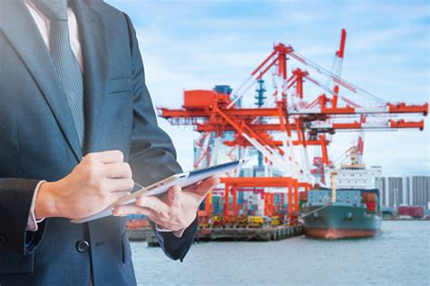 물류 항만 배경 운송 거래 비즈니스 개념 Nasa가 제공하는이 이미지의 세계지도 요소에서 재고를 분석하고 확인하기위한 사업가 터치 태블릿의 이중 노출 경영자에 대한 스톡