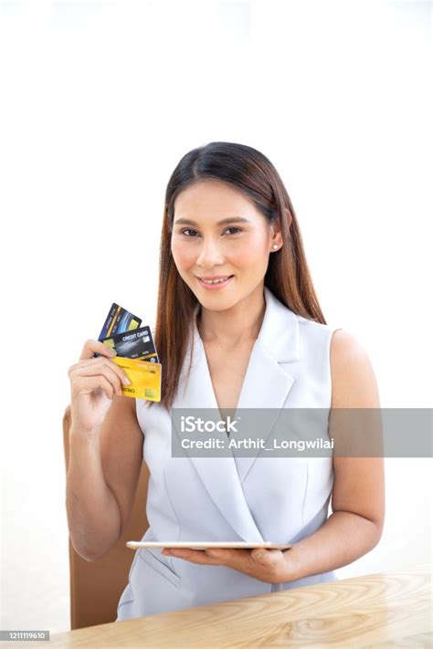 행복한 아시아 여성은 신용 카드에 미소 격리 흰색 배경에 쇼핑 보상 보너스를 개최합니다 학생 고객 할인 지불에 대 한 직불 보상을 표시 여행 대출 급여 부서 구매 개념