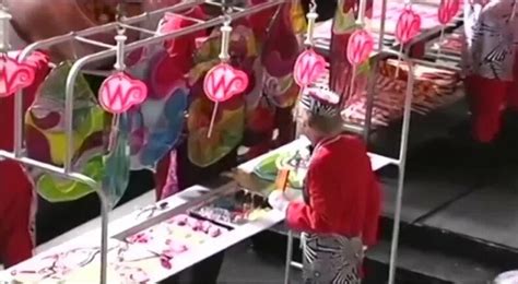 Кадры со съёмок фильма Чарли и шоколадная фабрика Смотреть онлайн в поиске Яндекса по Видео