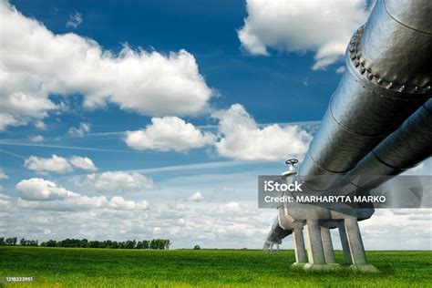 현장에서 거리에 파이프 라인 파이프를 통해 석유와 가스의 운송 기술 정치 원자재 경제학 공간을 복사합니다 혼합 미디어 관로에 대한 스톡 사진 및 기타 이미지 Istock