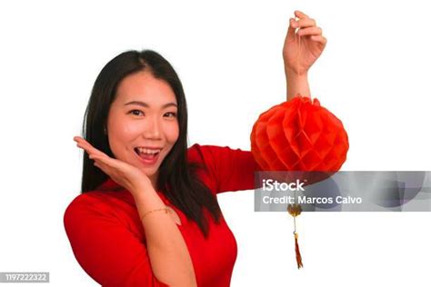 Yoiung 행복하고 아름다운 아시아 한국 여성 전통 빨간 드레스를 들고 등불을 들고 중국 문화와 전통의 흰색 배경에 고립 된 중국 새해를 축하흥분 20 29세에 대한 스톡