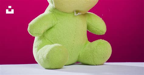 녹색과 노란색 개구리 봉제 장난감 사진 Unsplash의 무료 분홍색 이미지