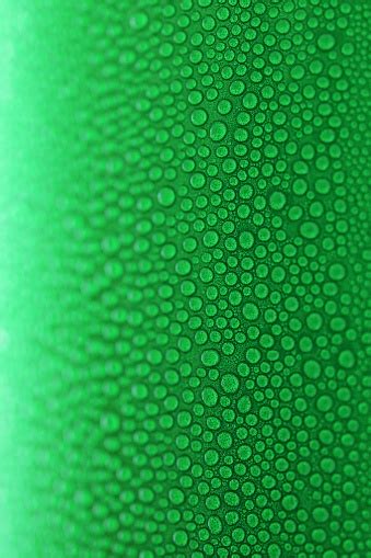 녹색 음료 캔 배경에 물방울 차가운 알루미늄 음료 패키지의 질감 강철에 대한 스톡 사진 및 기타 이미지 강철 광고 금속 Istock