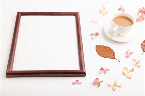 나무 프레임 갈색 비치 단풍 수국 꽃과 커피 한 잔 구성 흰색 배경에 모형 공백 측면 보기 정물 복사 공간 0명에 대한 스톡 사진 및 기타 이미지 Istock