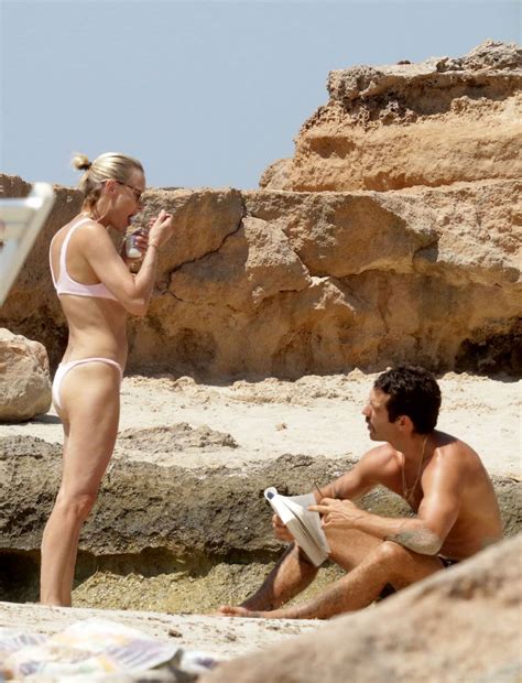 Robin Wright Shows Tender Feelings For The Husband On A Beach Thefappening Link