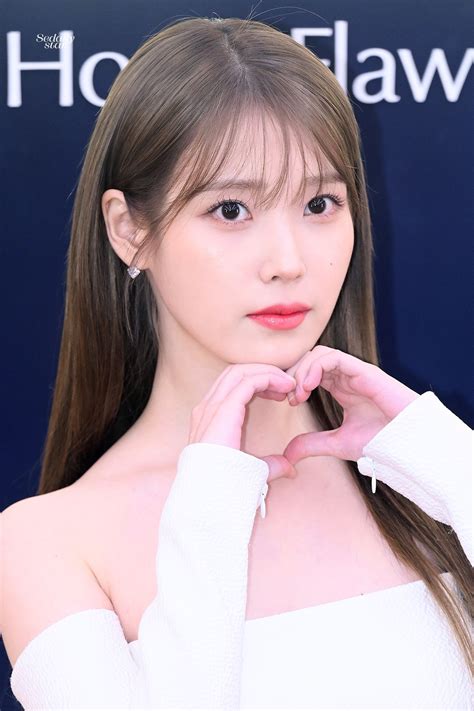 아이유 에스티로더 행사 짱공유 연예인