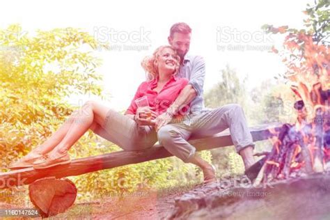 공원에서 캠프 파이어로 벤치에 앉아 웃는 젊은 부부의 전체 길이 25 29세에 대한 스톡 사진 및 기타 이미지 25 29세 2명 공원 Istock