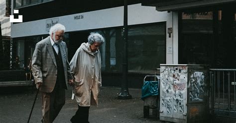 검은 양복을 입은 남자가 흰 코트를 입은 여자 옆에 서 있다 사진 Unsplash의 무료 사랑 이미지