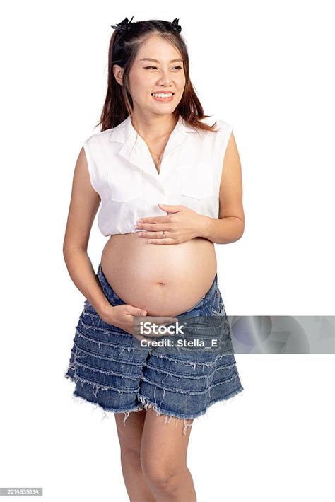 행복 미소 아시아의 임산부 어머니의 초상화 흰색 배경에 고립 된 큰 배 배를 부드럽게 만지는 임산부 큰 배를 가진 임신 여자 행복한 가족 35 39세에 대한 스톡 사진 및