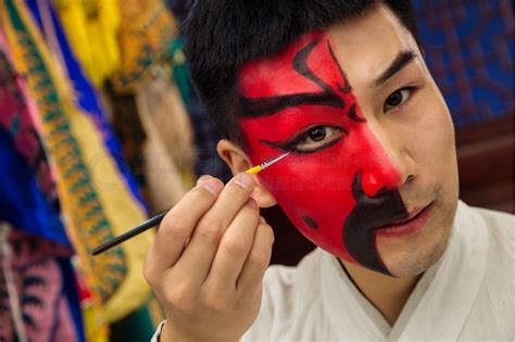 20多岁高清图片 男京剧演员后台化妆 生活方式免费下载 jpg格式 1024像素 编号64579529 千图网