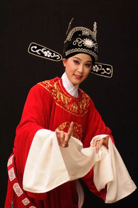2019央视春晚 著名黄梅戏演员吴美莲与越剧演员跨界对唱《梁祝》舞台