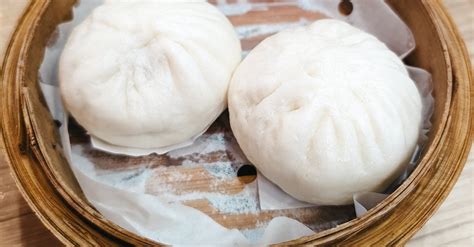 가지런히 정리된 개흉 광둥어 길거리 음식 김이 나는 나무 그릇 당고머리 대나무 바구니 딤섬 뜨거운 김이 나는 레스토랑 만두 먹는 문화적 미식가