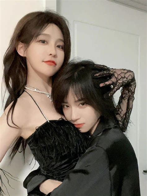 Lesbian Couple Pose Reference