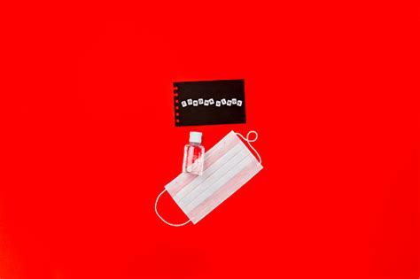 코로노 바이러스 마스크 손 방부제 젤 빨간색 배경에 텍스트가있는 접시 세계 전염병 및 질병 개념 빨간색과 흰색 배경과 텍스트를 작성하기위한 충분한 공간 공간을 복사합니다