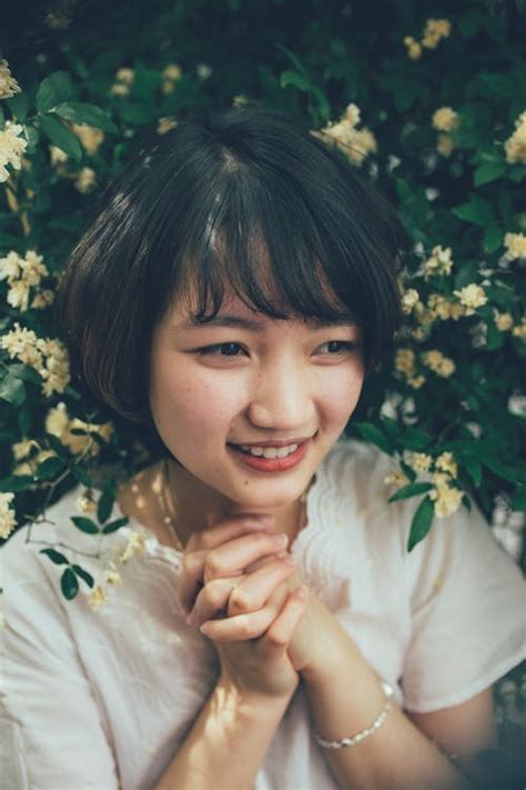 가벼운 갈색 머리 고요한 긍정적인 꽃 꽃무늬 꽃이 피는 라이프스타일 매력적인 미소 짓는 봄 사람 선명한 섬세한 손을 쥐었다 순수 식물의 신선