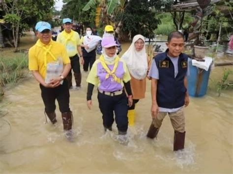ผู้ว่าฯ ปัตตานีลงทำข้าวไข่เจียว ผัดกะเพราไก่แจกจ่ายผู้ได้รับผลกระทบจากอุทกภัยหนัก