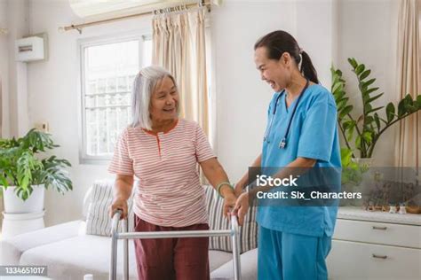 요양원에서 이동성 워커와 함께 걷는 아시아 노인 환자 여성을 돕는 가정 의료 종사자 2명에 대한 스톡 사진 및 기타 이미지 2명 50 54세 60 64세 Istock