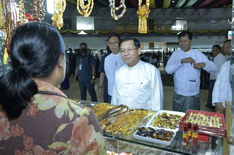 နိုင်ငံတော်စီမံအုပ်ချုပ်ရေးကောင်စီဥက္ကဋ္ဌ နိုင်ငံတော်ဝန်ကြီးချုပ် ဗိုလ်ချုပ်မှူးကြီး မင်းအောင်လ