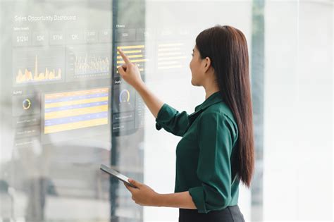 여성 사업가는 다양한 성과 지표 및 분석을 표시하는 디지털 영업 대시보드와 상호 작용합니다 Gui 위젯에 대한 스톡 사진 및 기타 이미지 Istock