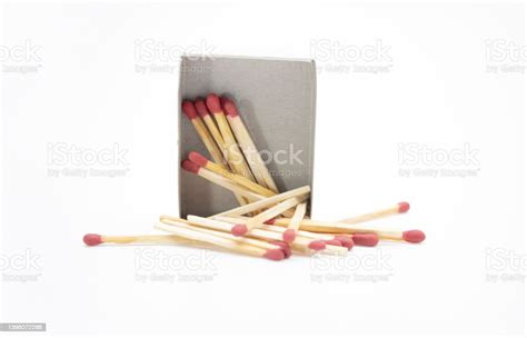 흰색 배경에 고립 된 빨간색 일치의 빈 상자를 열었습니다 0명에 대한 스톡 사진 및 기타 이미지 0명 가연성 다발 Istock