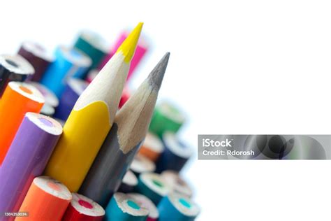 흰색 빈 종이에 몇 가지 색깔의 반전 연필 2021년의 트렌드 색상을 상징하는 두 개의 노란색과 회색 연필 크리에이티브 컴포지션 0명에 대한 스톡 사진 및 기타 이미지