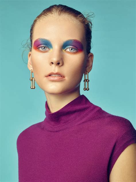 Noblesse 노블레스 상반되는 컬러의 충돌 매트와 크리미 텍스처의 공존 이번 시즌 메이크업에