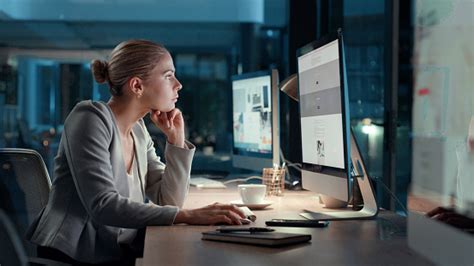 사무실에서 네트워크 소프트웨어 또는 기술에 대한 초과 근무를 생각하고 작업하는 전문 컴퓨터 엔지니어 진지하고 자신감 있고 젊은