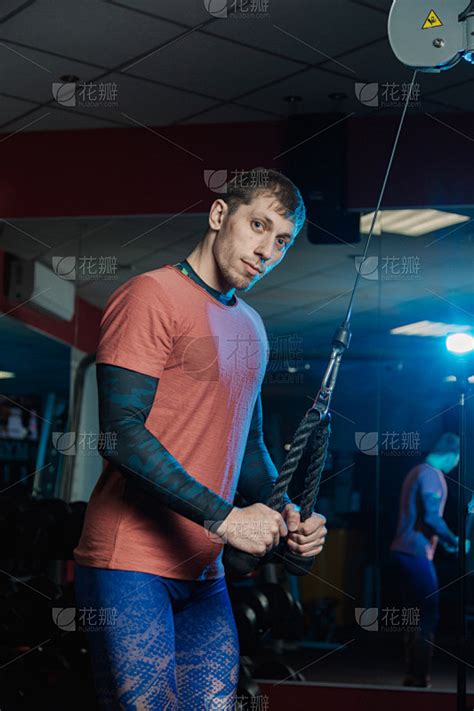 肱二头肌男人健身房田径运动员男性美火车起跑架运动拿着健身车