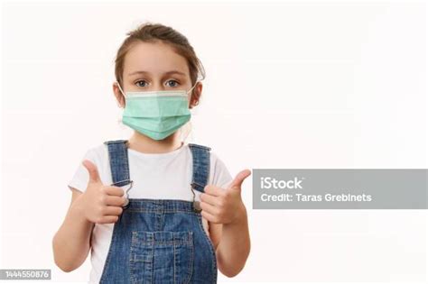 공기 스모그 오염에 대해 의료 보호 마스크를 착용한 유아 소녀의 흰색 배경에 격리된 초상화 감기와 독감에 대한 스톡 사진 및 기타 이미지 감기와 독감 건강관리와 의술