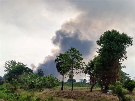 မင်းလှမြို့နယ်၌ တိုက်ပွဲနှင့်မသက်ဆိုင်သည့် ကျေးရွာများကို စစ်ကောင်စီတပ်က မီးရှို့ဖျက်ဆီးနေ