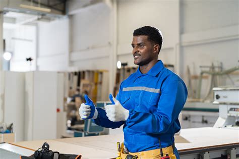 안전 유니폼을 입고 목재 창고에서 일하는 장갑을 낀 남성 목수 노동자의 초상화 25 29세에 대한 스톡 사진 및 기타 이미지 25 29세 가구 건설 현장 Istock