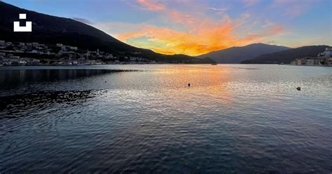 산을 배경으로 한 호수 위의 아름다운 일몰 사진 Unsplash의 무료 벽지 이미지