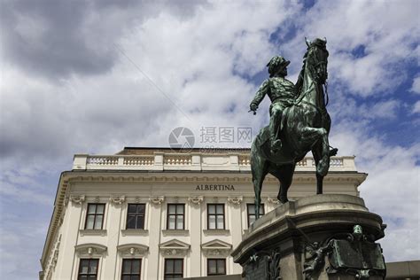 赫普斯堡皇帝约瑟夫二世1899年和奥地利维也纳市中心的阿尔贝蒂纳博物馆雕像高清图片下载 正版图片502644751 摄图网
