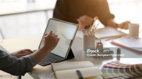 회의실에서 모의 태블릿에 그리는 여성 앱 개발자의 클로즈업 보기 개발에 대한 스톡 사진 및 기타 이미지 개발 검색 엔진 그래픽 사용자 인터페이스 Istock