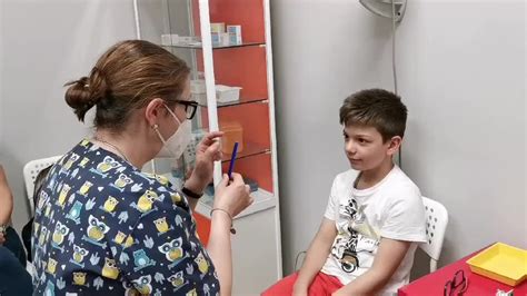 Д р Симеонова проверява зрението Визус Очна клиника