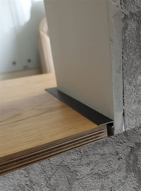 Микроплинтус Лайн Ликорн для пола C-05.25.3 алюминиевый черный