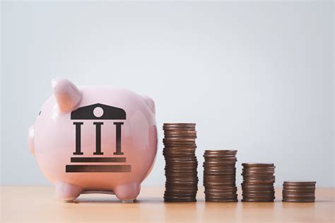 테이블에 쌓이는 동전이 감소하는 분홍색 돼지 저금통 이익과 배당 개념을 얻기 위한 투자를 위한 돈 절약 및 예금 0명에 대한 스톡 사진 및 기타 이미지 Istock