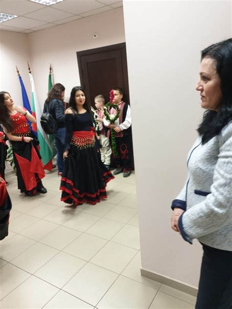 Инж Десислава Тодорова посрещна сурвакари снимки