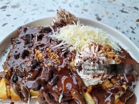 바닐라 선데 아이스크림 누텔라 비스킷 샌드위치 초코 체다 치즈 초콜릿 소스를 곁들인 Yummy Death By Choco 와플 디저트 음식 메뉴 0명에 대한 스톡 사진 및