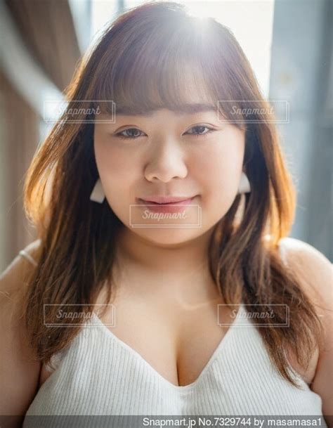 ふくよかな女性 生成AI画像の写真画像素材 Snapmartスナップマート